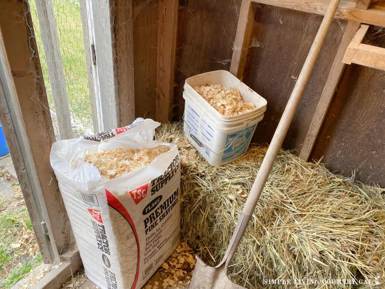 A Guide to the Deep Litter Method for Chickens | Simple Living Country Gal